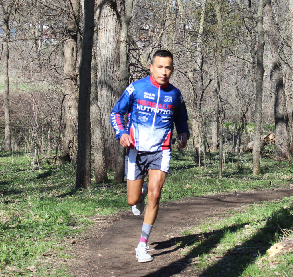 Un atleta latino corriendo en las carreras de Nebraska - Mundo Latino
